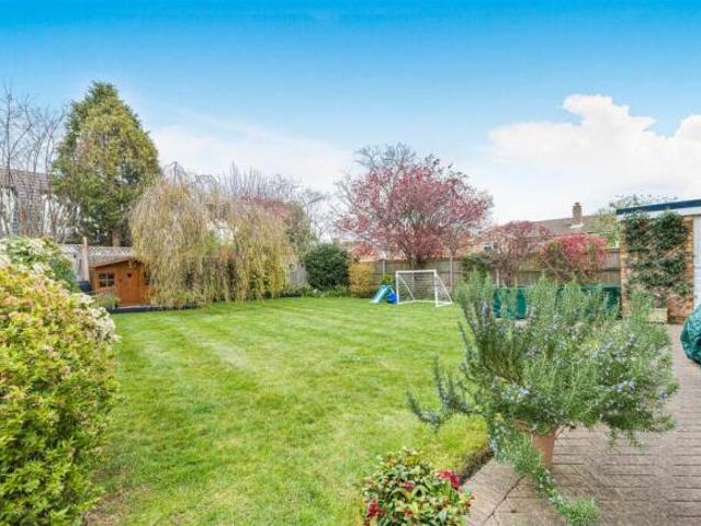 3 bedroom detached house for rent in Cheriton Avenue, Bromley, BR2