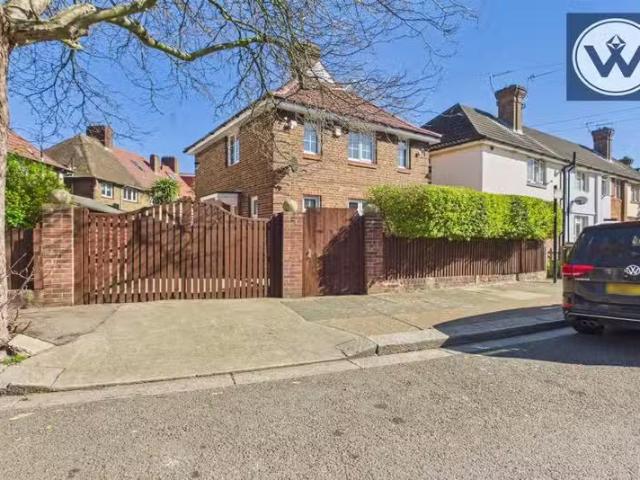 3 bedroom detached house for rent in Alliance Road, Plaistow.