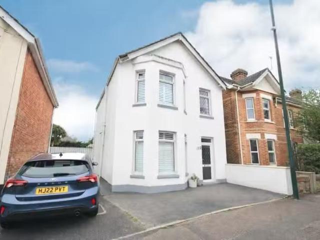 3 bedroom detached house for rent in Alma Road, Winton, Bourne.