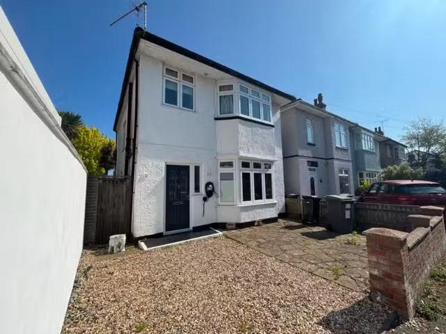 3 bedroom detached house for rent in Arnewood Road, Bournemout.