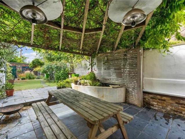 3 bedroom detached house for rent in Barbauld Road, London, N16