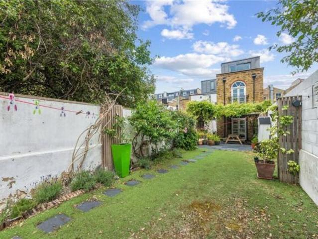 3 bedroom detached house for rent in Barbauld Road, London, N16