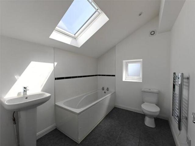 3 bedroom detached house for rent in Beckingham Road, Guildford, Surrey, GU2