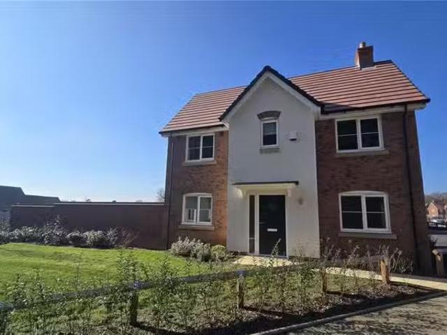 3 bedroom detached house for rent in Bennetts Road South, The.