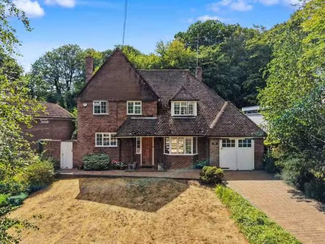 3 bedroom detached house for rent in Bishops Road, Tewin, Welw.