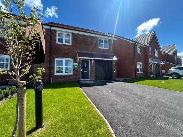 3 bedroom detached house for rent in Blackthorn Grove, Garden.