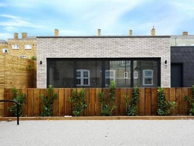 3 bedroom detached house for rent in Grundy Street London E14