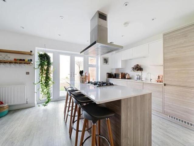 3 bedroom detached house for rent in Granadiers Road, Winchester, SO22