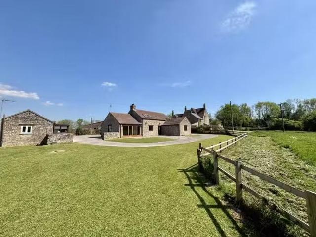 3 bedroom detached house for rent in Gravel Hill Road North.