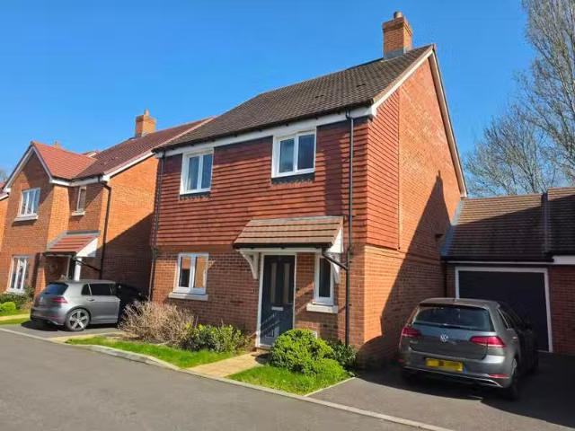 3 bedroom detached house for rent in Great Stones Way, Ash, GU12