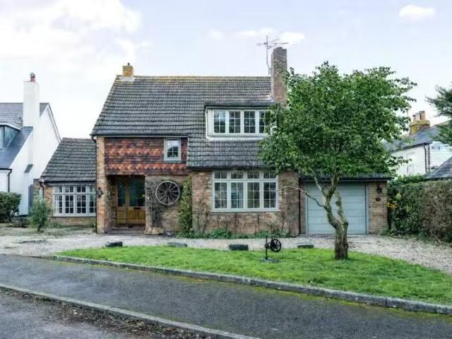 3 bedroom detached house for rent in Deacon Close, Cobham, Sur.