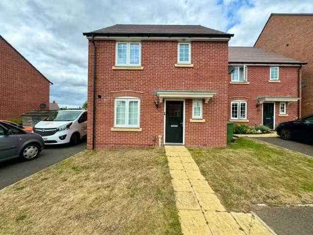 3 bedroom detached house for rent in Diggs Close, Cawston, Rug.