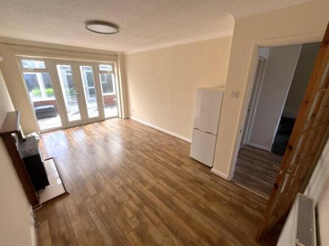 3 bedroom detached house for rent in Emerald Road, Luton, Bedfordshire, LU4