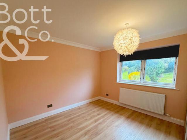 3 bedroom detached house for rent in Elmfield Way, South Croydon, CR2