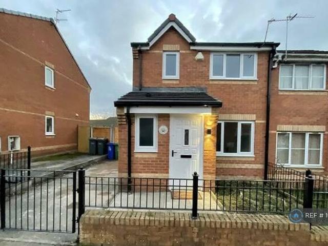 3 bedroom detached house for rent in Foxham Drive Salford M7