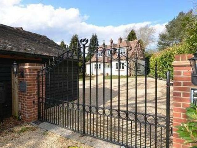 3 bedroom detached house for rent in Fleet Hill RG40