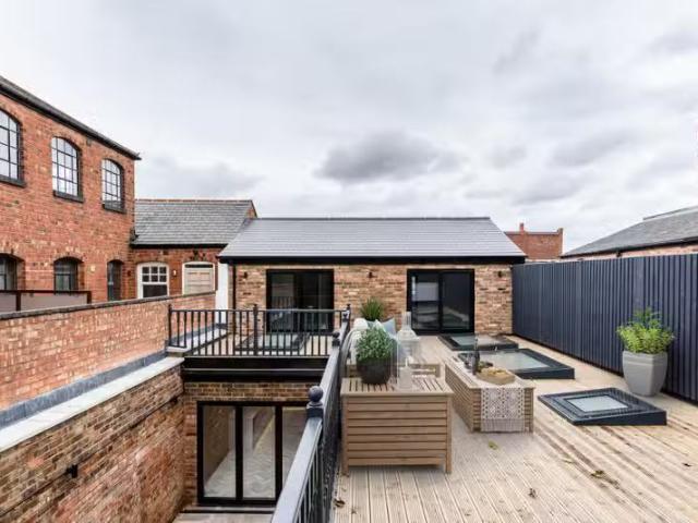 3 bedroom detached house for rent in Key Hill Drive, Birmingha.