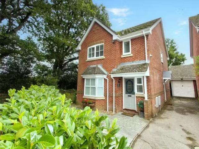 3 bedroom detached house for rent in Kiln Field, Liss, Hampshi.