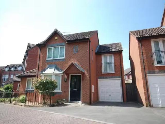 3 bedroom detached house for rent in Kingfishers Reach, Leamin.