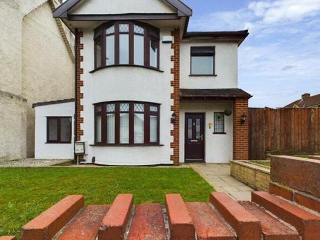 3 Bedroom Detached House For Rent In Kingswood