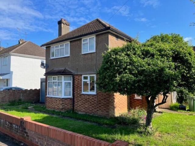 3 bedroom detached house for rent in Kings Road, London Colney, AL2