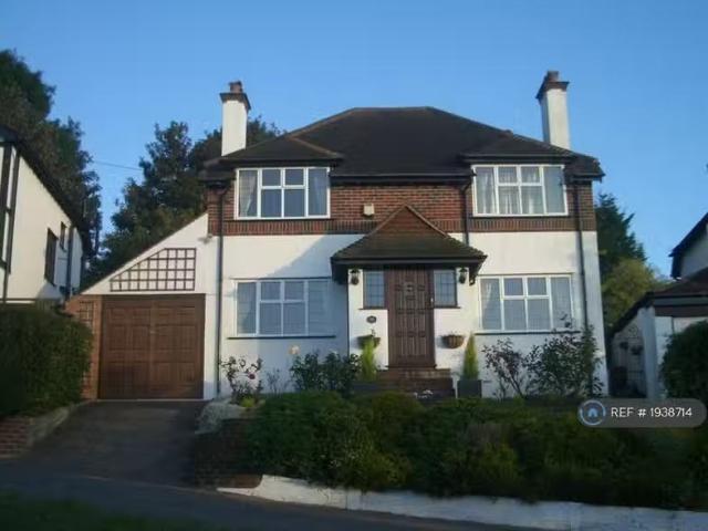 3 bedroom detached house for rent in Kingsdown Avenue, South L.