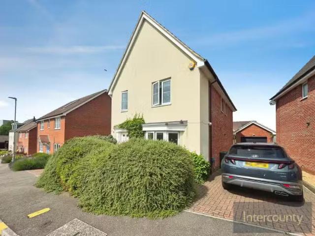3 bedroom detached house for rent in Howland Close, Saffron Wa.