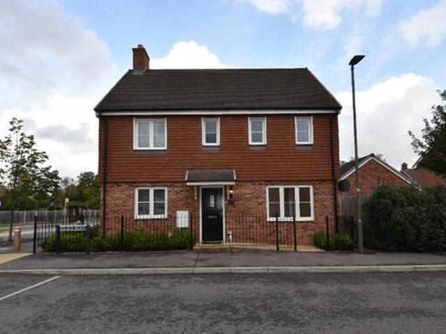 3 Bedroom Detached House For Rent In Horley, Surrey