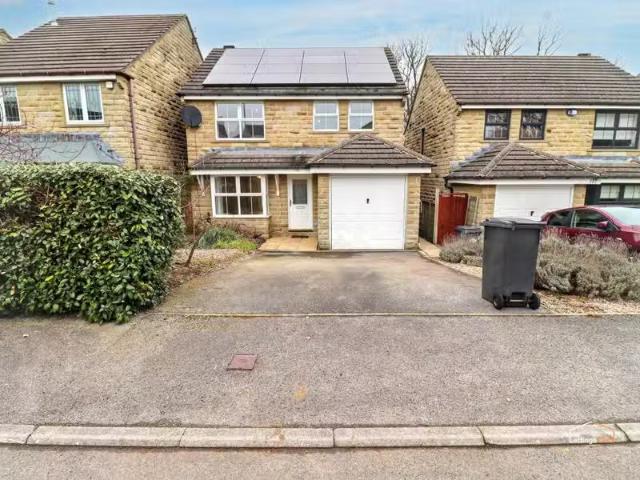 3 bedroom detached house for rent in Hawthorne Way, Shelley, HD8