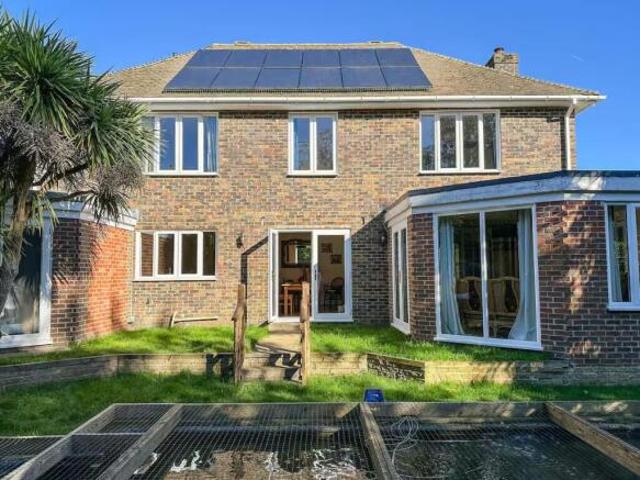 3 bedroom detached house for rent in Harkness Drive, Canterbury, CT2