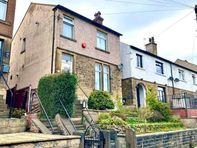 3 bedroom detached house for rent in Heaton Road, Huddersfield, HD1