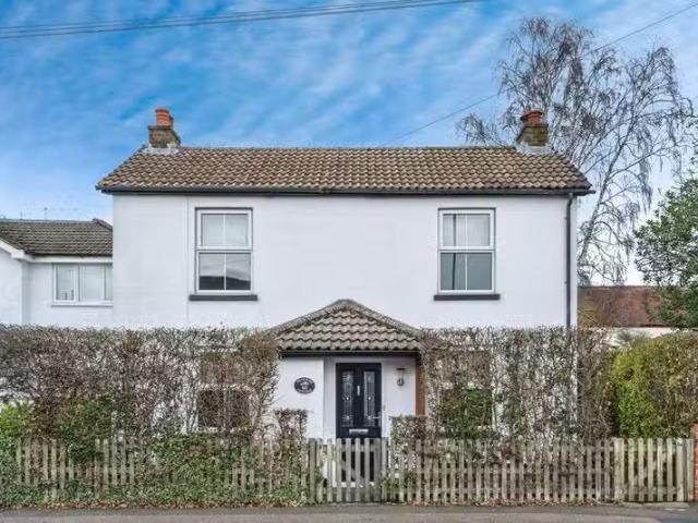 3 bedroom detached house for rent in High Street, Knaphill, GU21