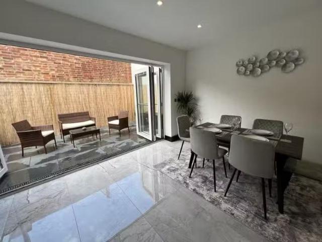 3 bedroom detached house for rent in Highcroft Villas P2043S2.
