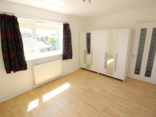 3 bedroom detached house for rent in Inverness Road, Worcester Park KT4