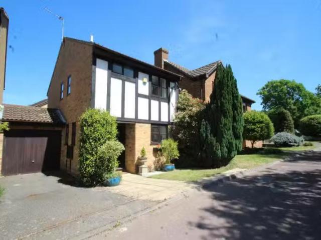 3 bedroom detached house for rent in Old Manor Way, Chislehurs.