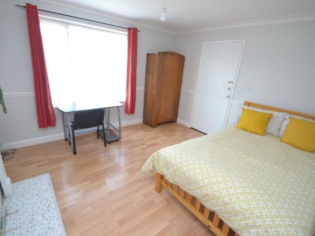3 bedroom detached house for rent in Oliver Close, Arboretum, Nottingham, NG7