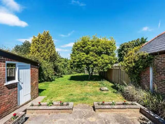 3 bedroom detached house for rent in Lower Road, Great Bookham.