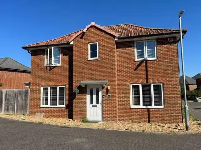 3 bedroom detached house for rent in Lamplight Gardens, Aylesh.