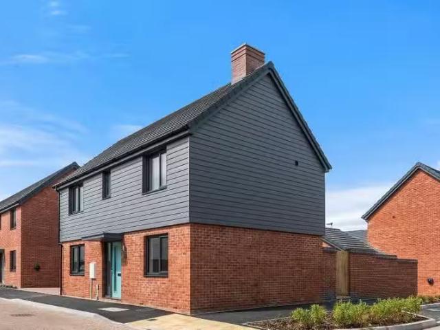 3 bedroom detached house for rent in Leathart Close, Bordon, H.
