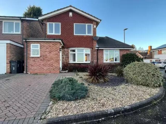 3 bedroom detached house for rent in Lillington Close, Sutton.