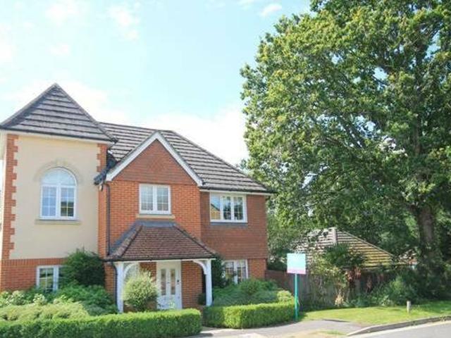 3 bedroom detached house for rent in Lindford GU35