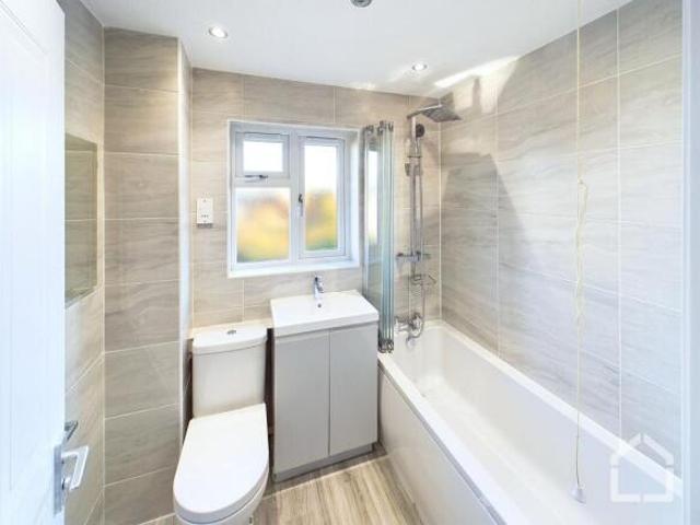 3 bedroom detached house for rent in Lynmouth Crescent, Furzton, MK4
