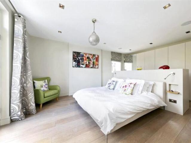 3 bedroom detached house for rent in Mortlake Road, Kew, Surrey, TW9