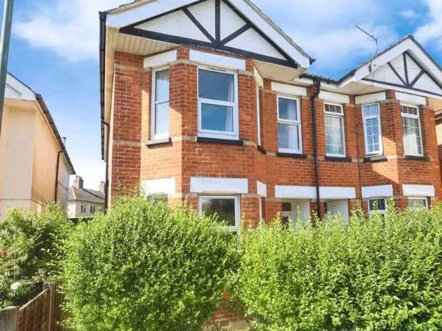3 bedroom detached house for rent in Malvern Road, Bournemouth.