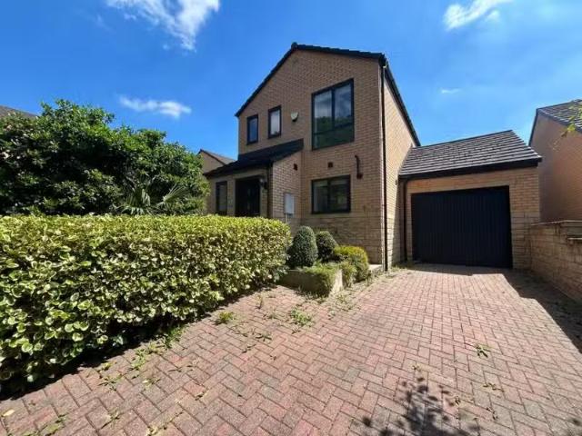3 bedroom detached house for rent in Meadow Walk, Poplars Park.