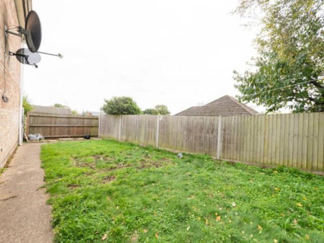 3 bedroom detached house for rent in Munro Avenue, Reading, RG5
