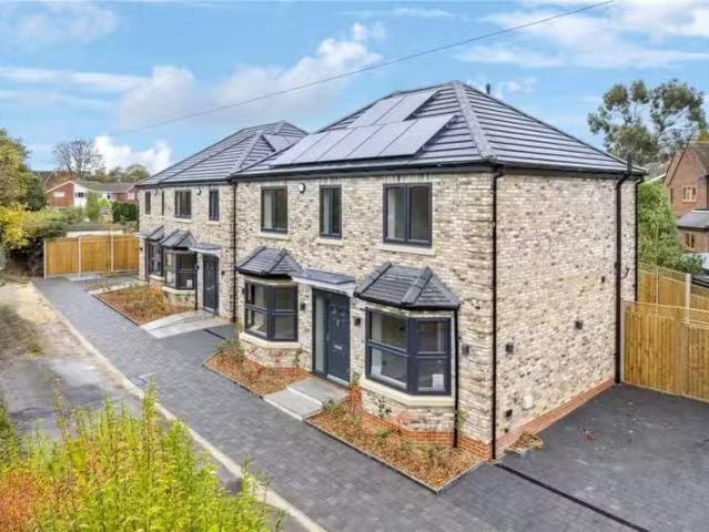 3 bedroom detached house for rent in New Pond Road, Holmer Gre.