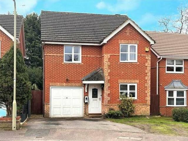 3 bedroom detached house for rent in Southern Way Farnborough GU14