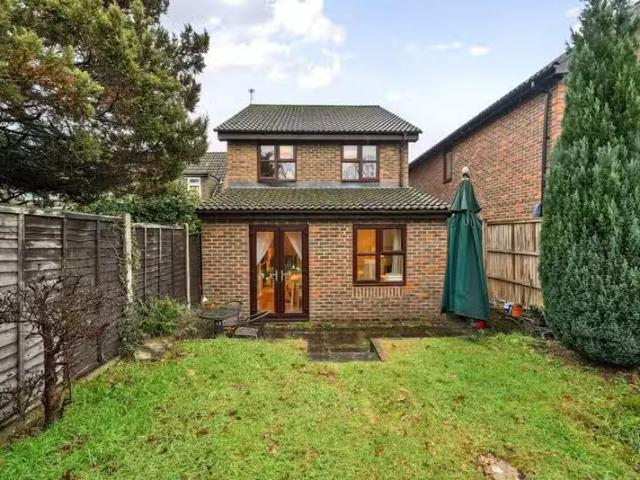 3 bedroom detached house for rent in Sandy Lane, Woking, Surre.