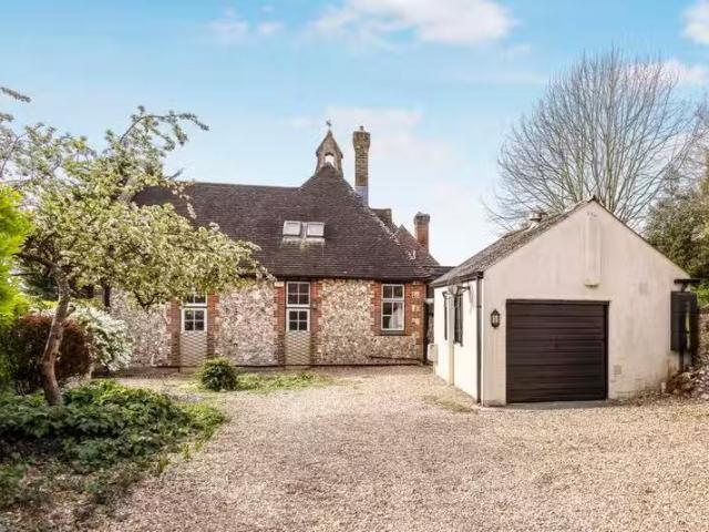 3 bedroom detached house for rent in School Hill, Slindon, Aru.